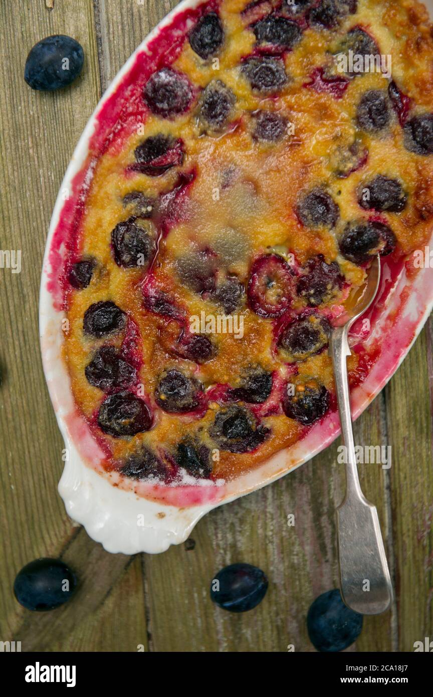 A bowl of damson crumble pie Stock Photo - Alamy