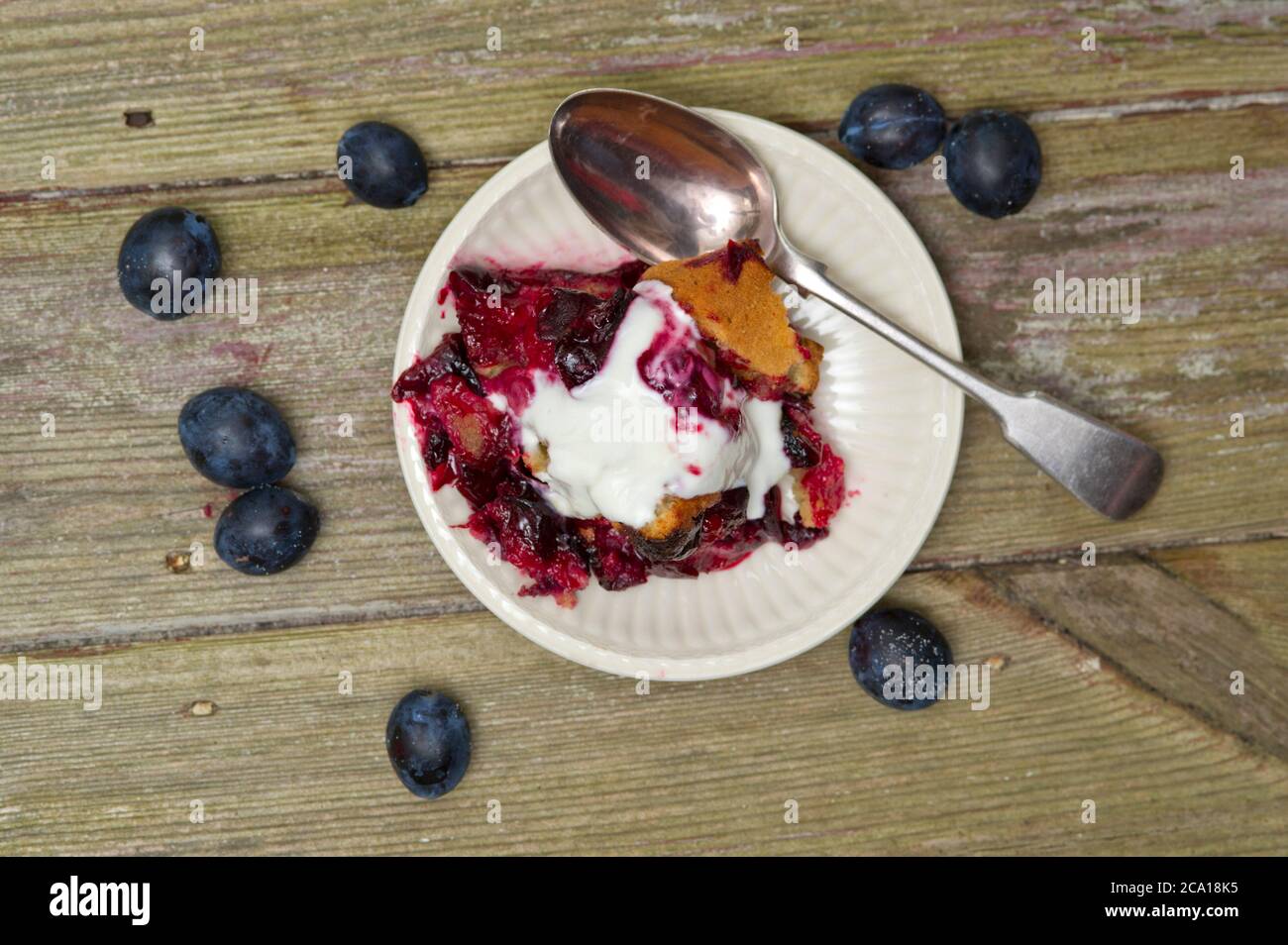 A bowl of damson crumble pie Stock Photo - Alamy