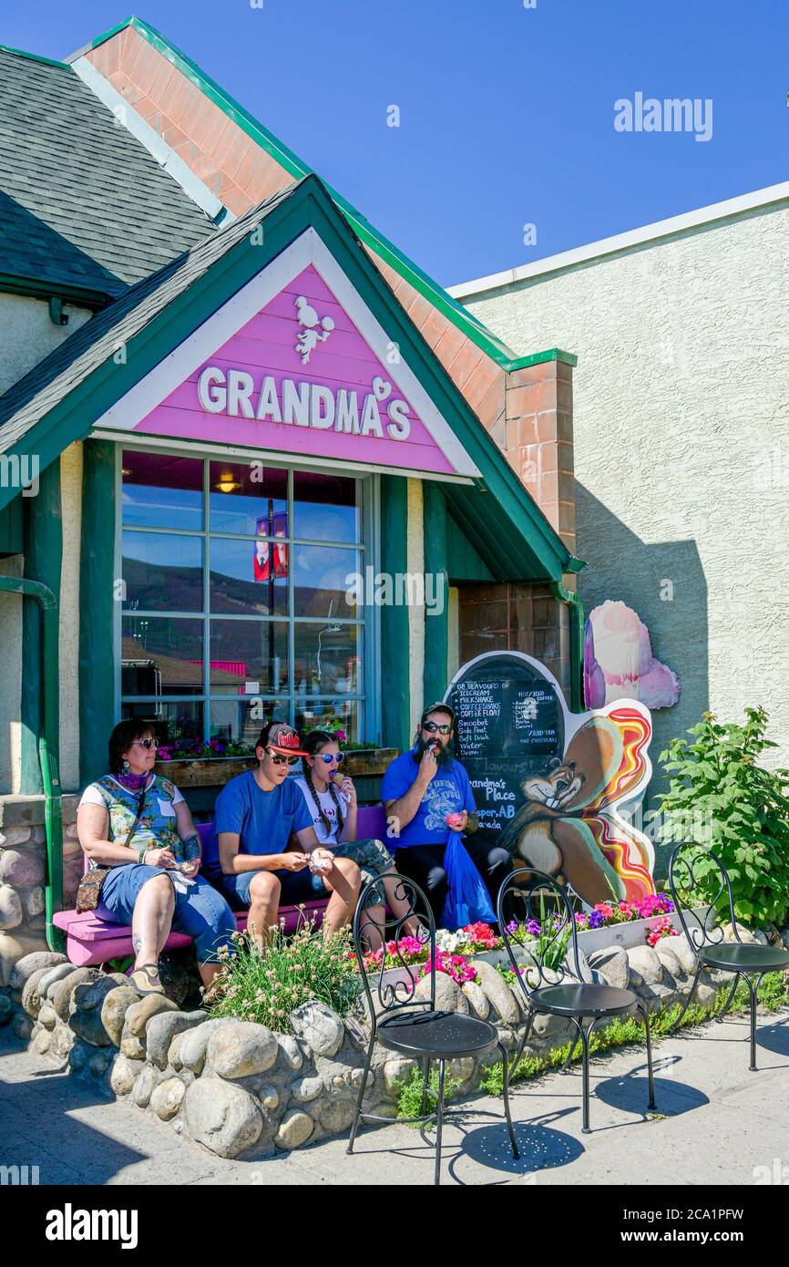 Place ice cream parlour hi-res stock photography and images - Alamy