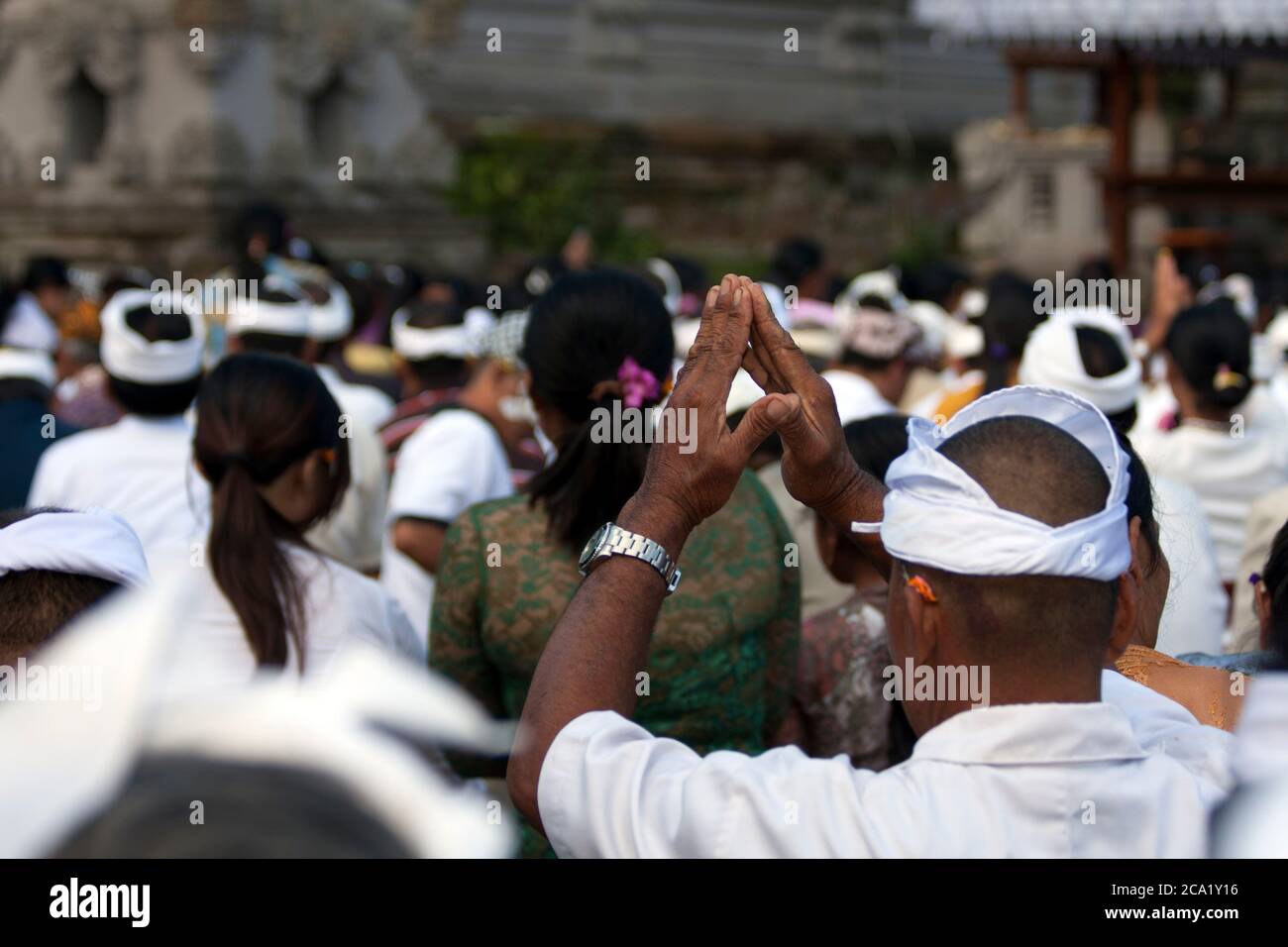 Balinese people praying at temple ceremony Stock Photo - Alamy