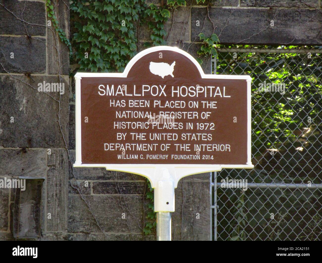 Roosevelt Island, New York: Sign marking the ruins of the Renwick ...