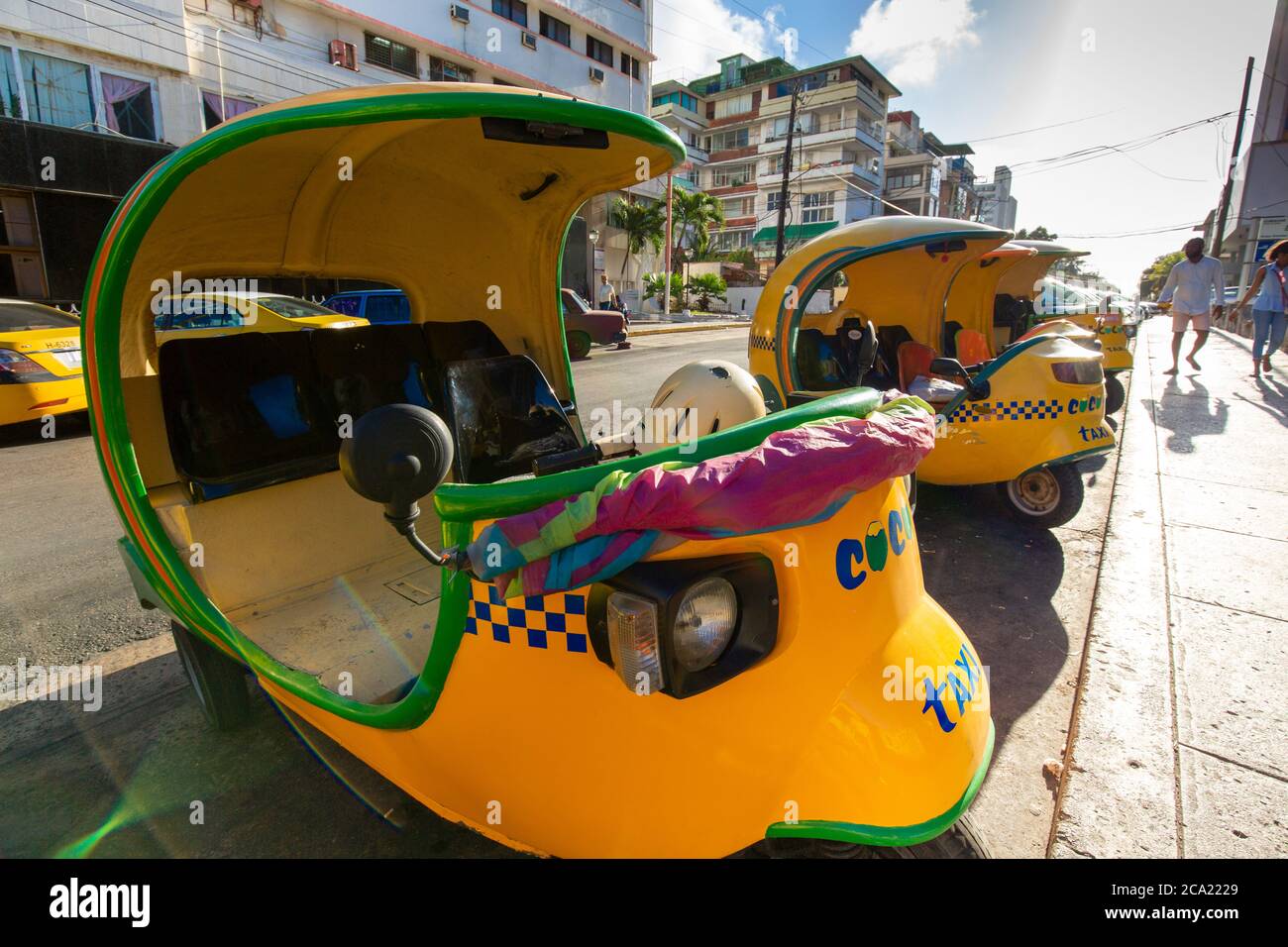 Coco taxis malecon habana hi-res stock photography and images - Alamy
