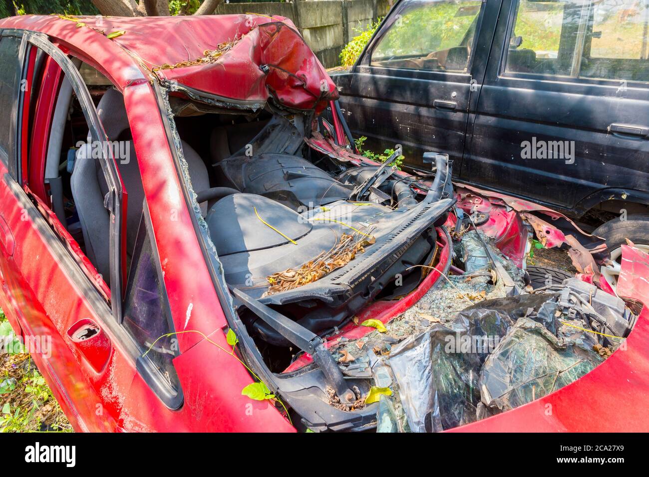 Red car crash hi-res stock photography and images - Alamy