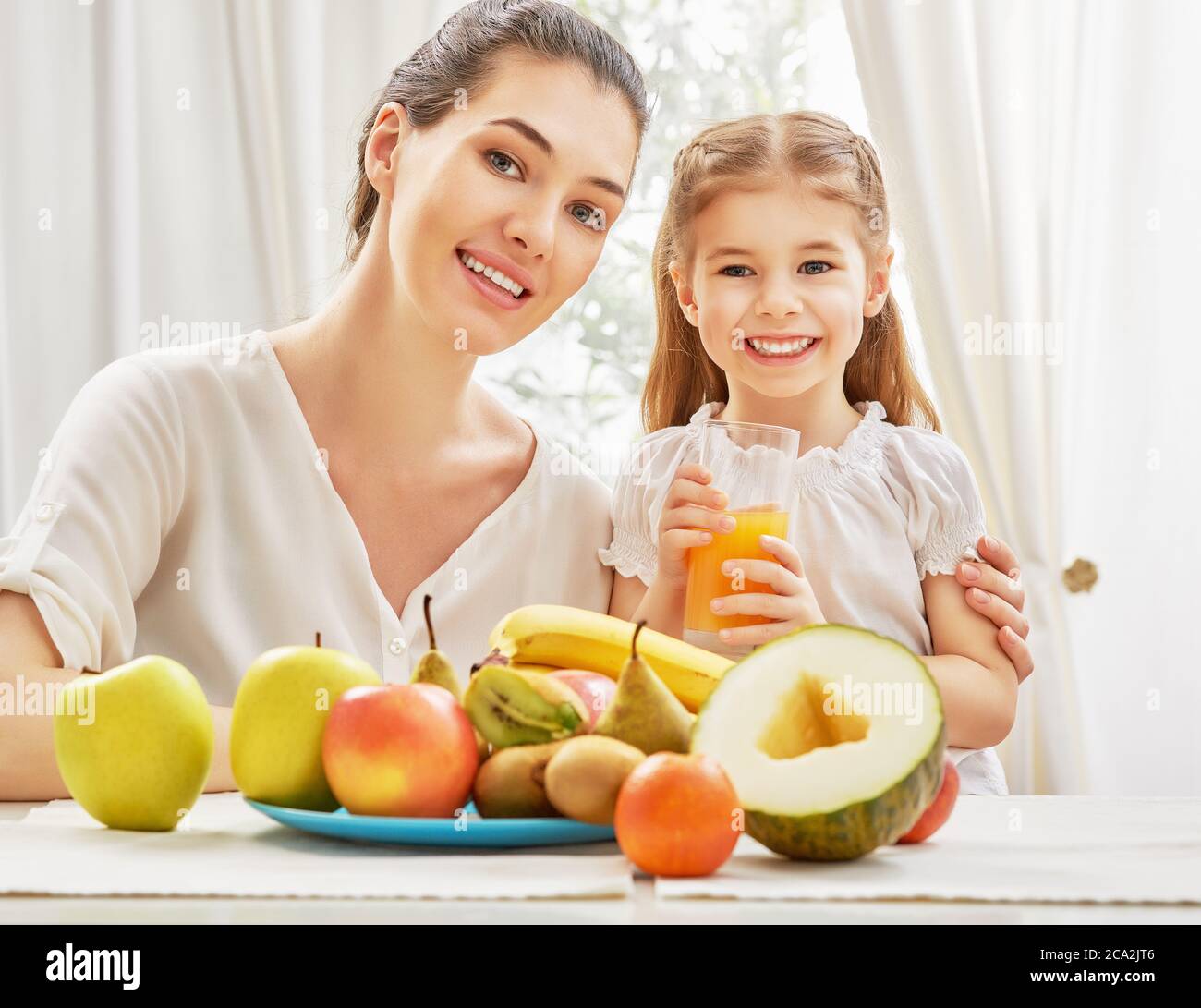 happy family eating fresh fruit Stock Photo - Alamy