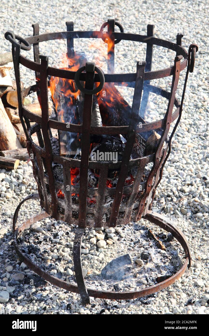 Campfire in fire basket hi-res stock photography and images - Alamy