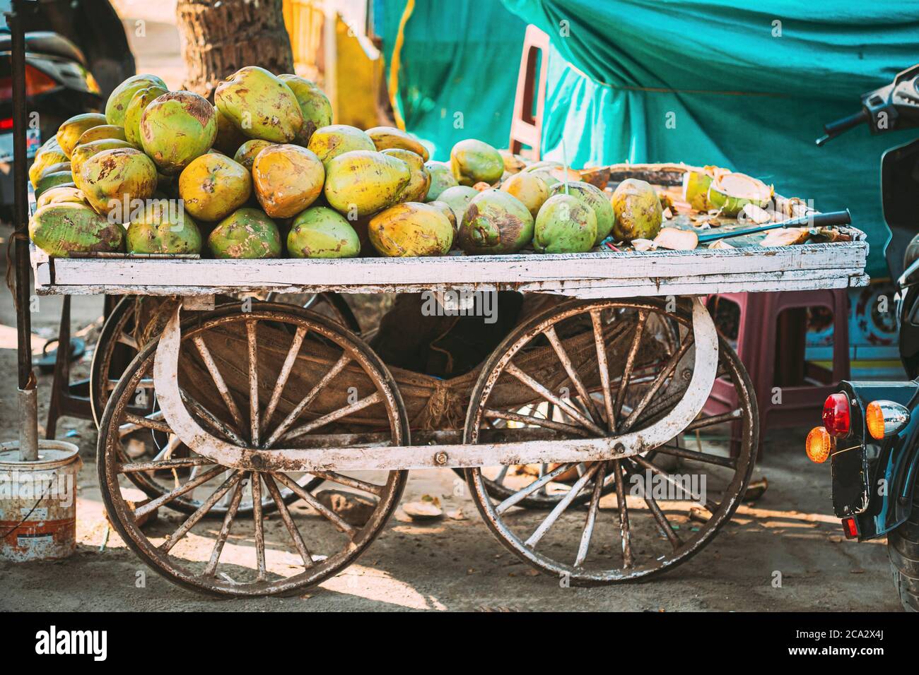 Shopping cart with coconuts hi-res stock photography and images - Alamy
