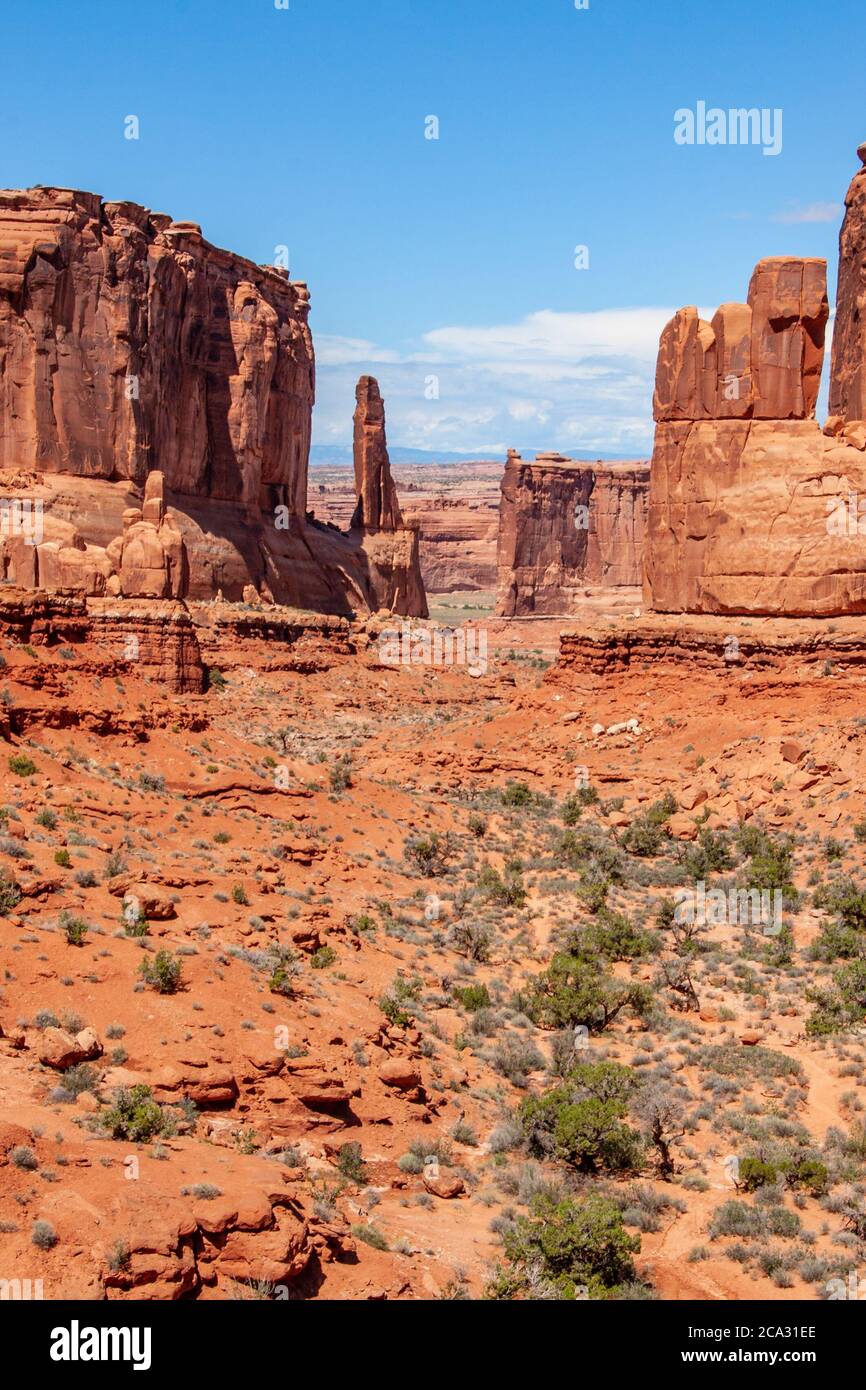 Rugged red rocks in the Utah Desert, with a blue sky overhead Stock ...
