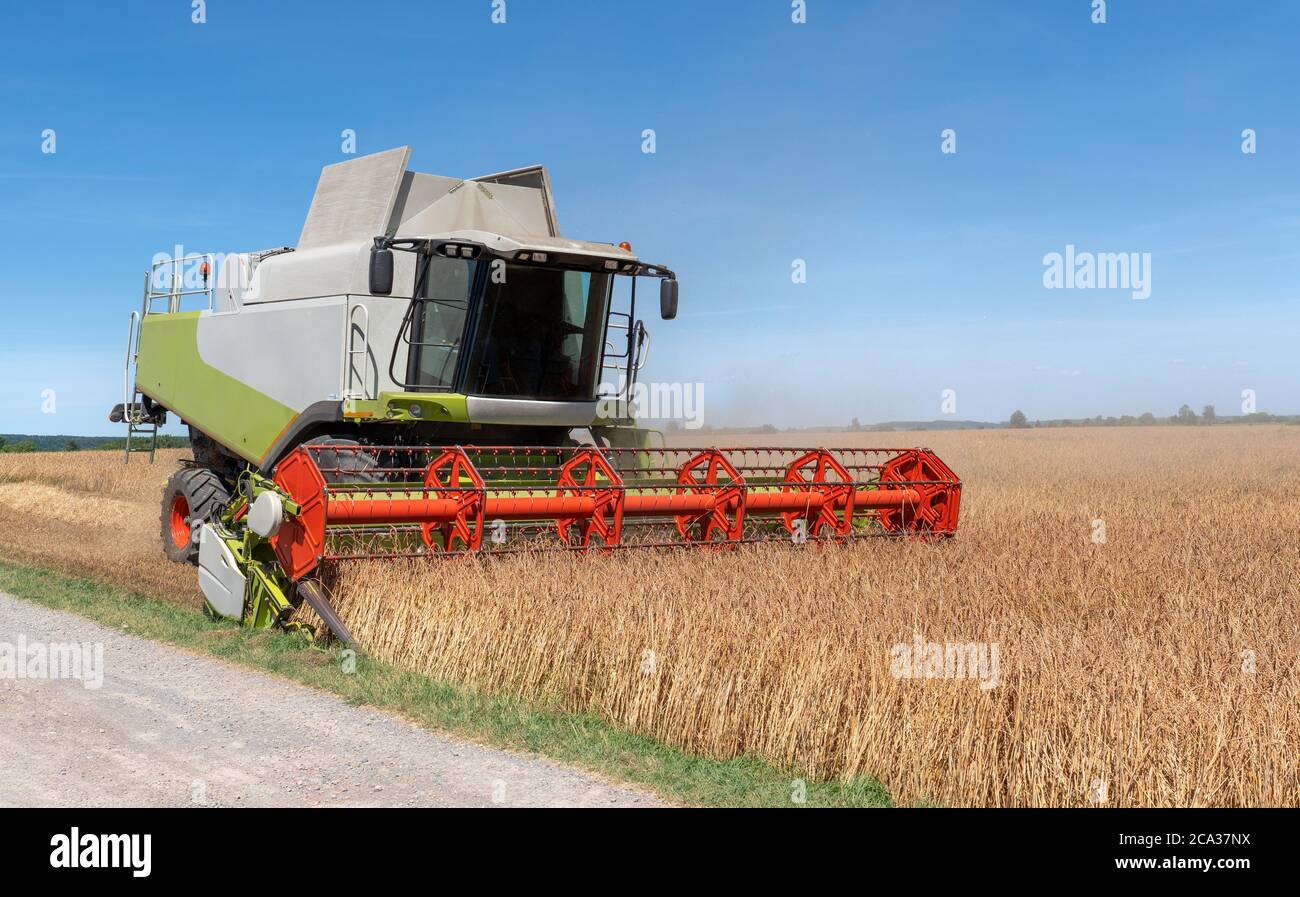 Grain harvester combine hi-res stock photography and images - Alamy