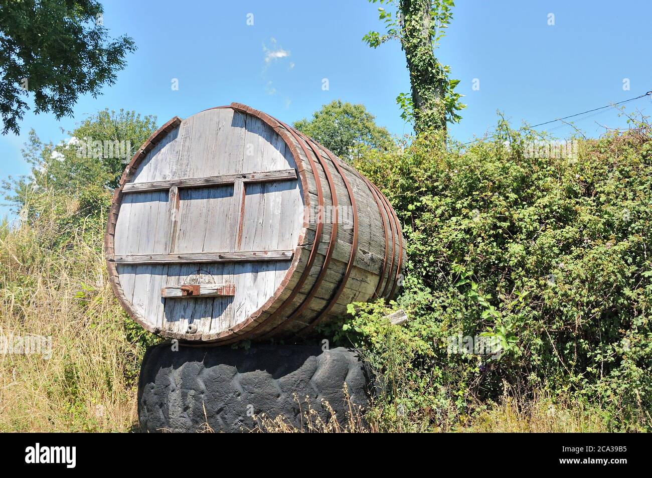 Very old large wine barrel hi-res stock photography and images - Alamy