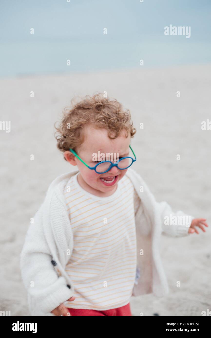 Crying kid beach hi-res stock photography and images - Alamy