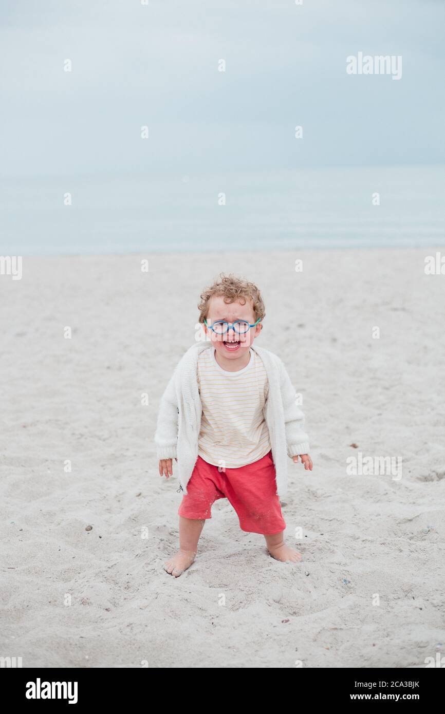 Crying kid beach hi-res stock photography and images - Alamy