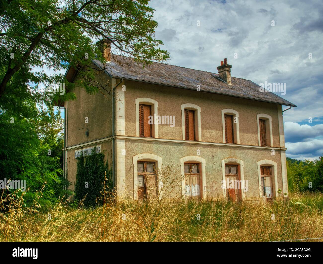 Abandoned train station france hi-res stock photography and images - Alamy