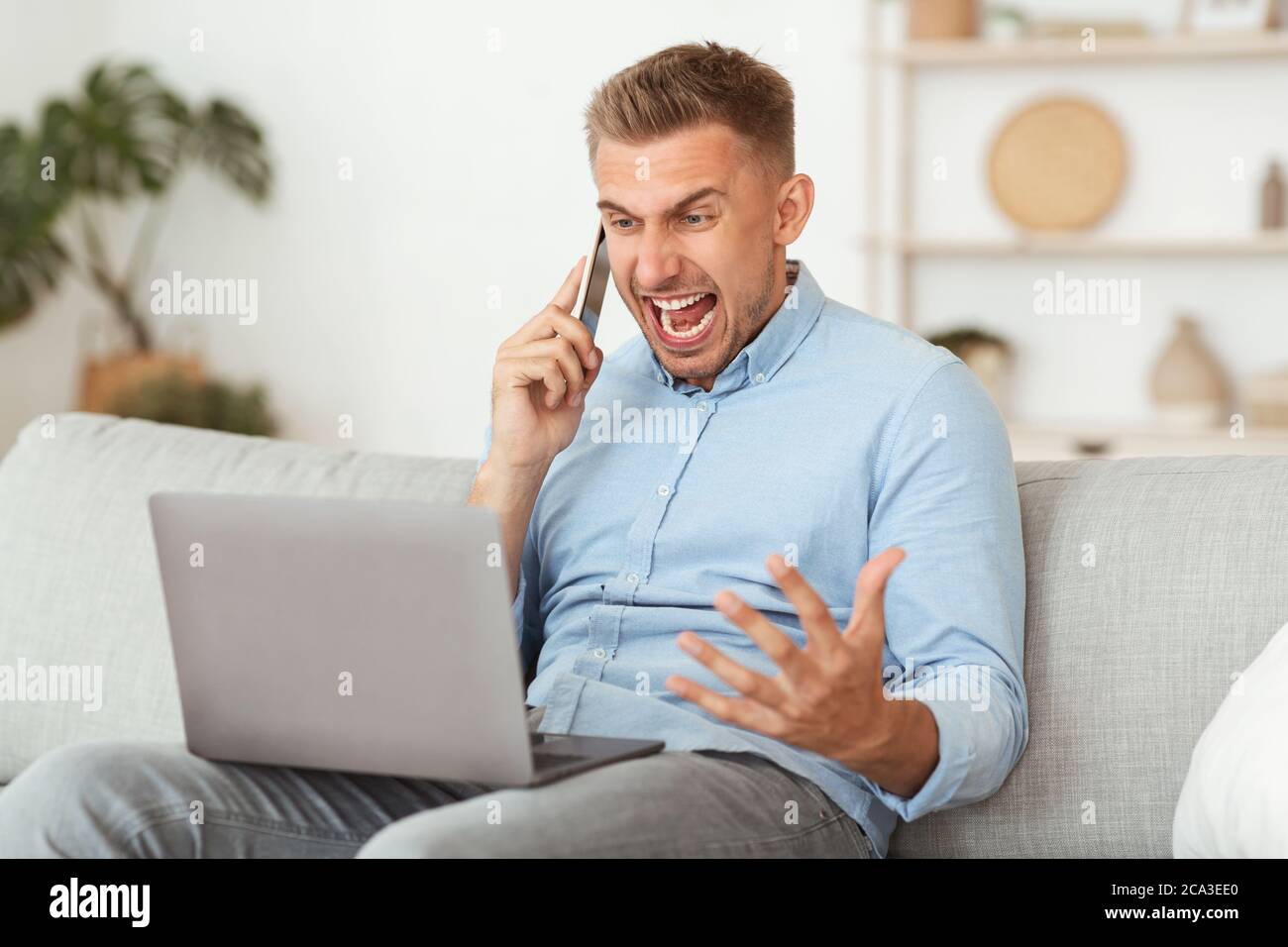Angry man talking on mobile phone and shouting Stock Photo - Alamy