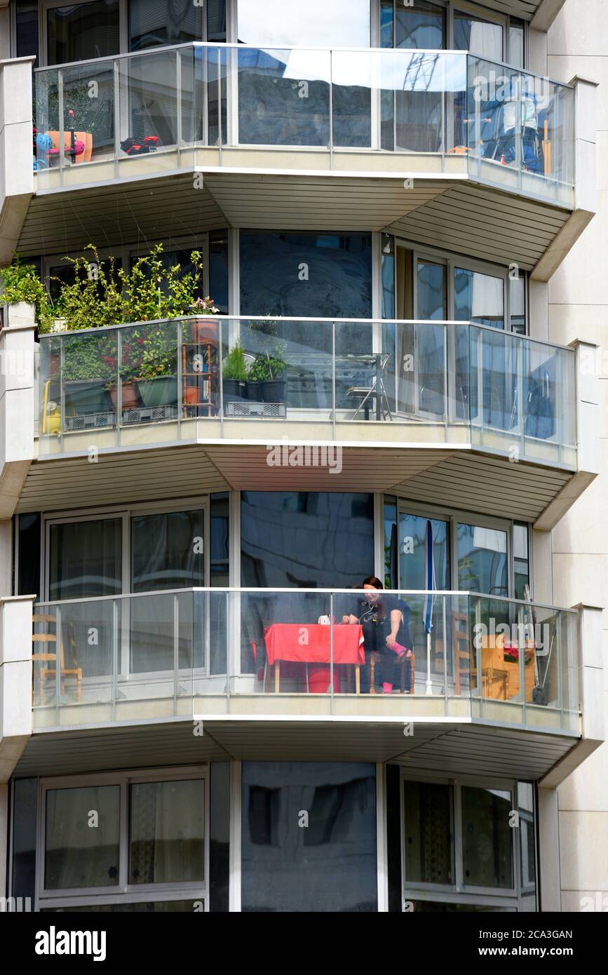 French apartment building hi-res stock photography and images - Alamy