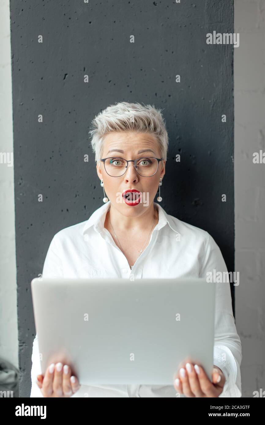 Surprised shoked woman with glasses looking at a laptop screen Stock ...