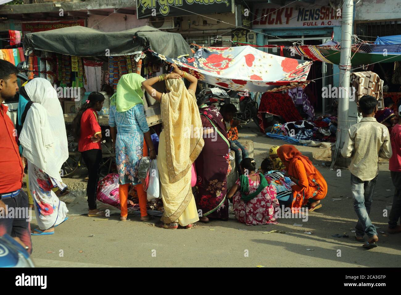 Agra street scene hi-res stock photography and images - Alamy