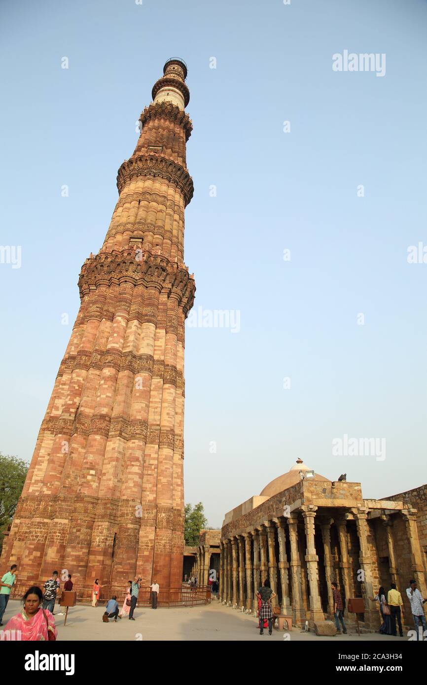 Qatar Minar tower and ruins at Qutab Minar complex, Greater Delhi ...