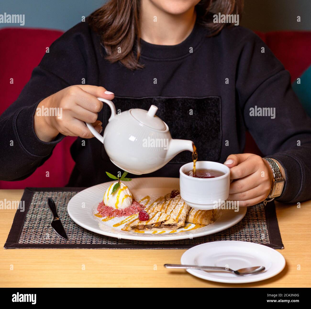 Woman pouring green tea restaurant hi-res stock photography and images ...