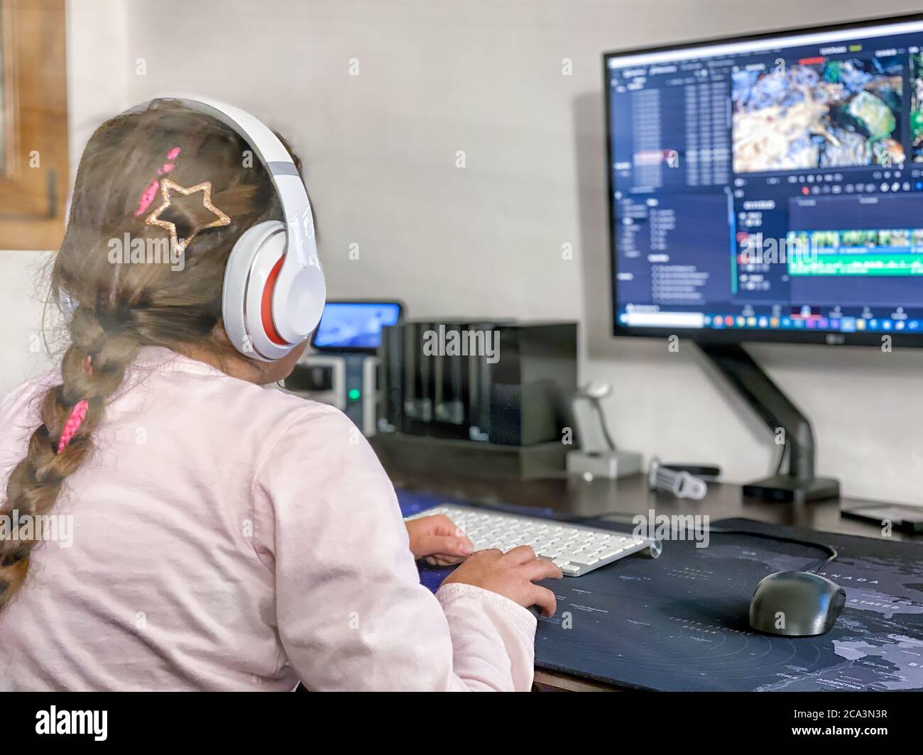 Youtuber pc hi-res stock photography and images - Alamy