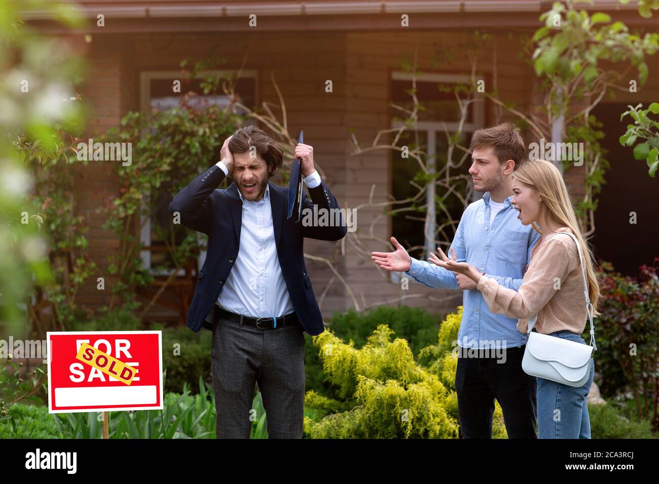 Salesman customer angry hi-res stock photography and images - Alamy