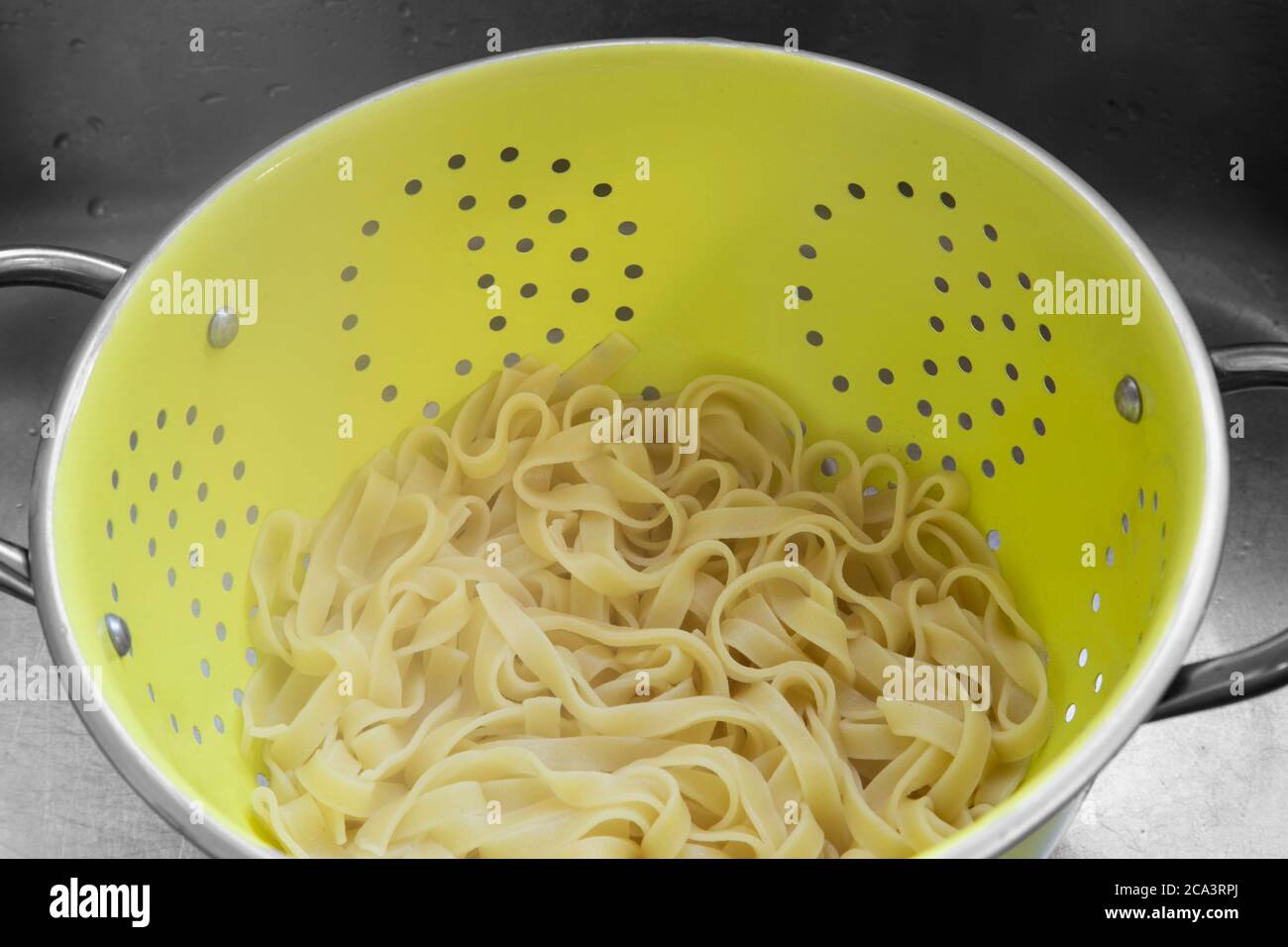 Draining italian pasta hi-res stock photography and images - Alamy