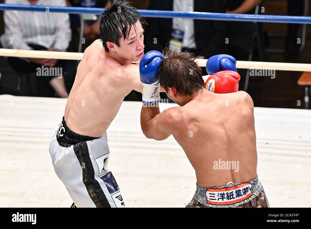 Champiopn Kenta Nakagawa (red gloves) and Yuta Matsuo (blue gloves) compete during their ...