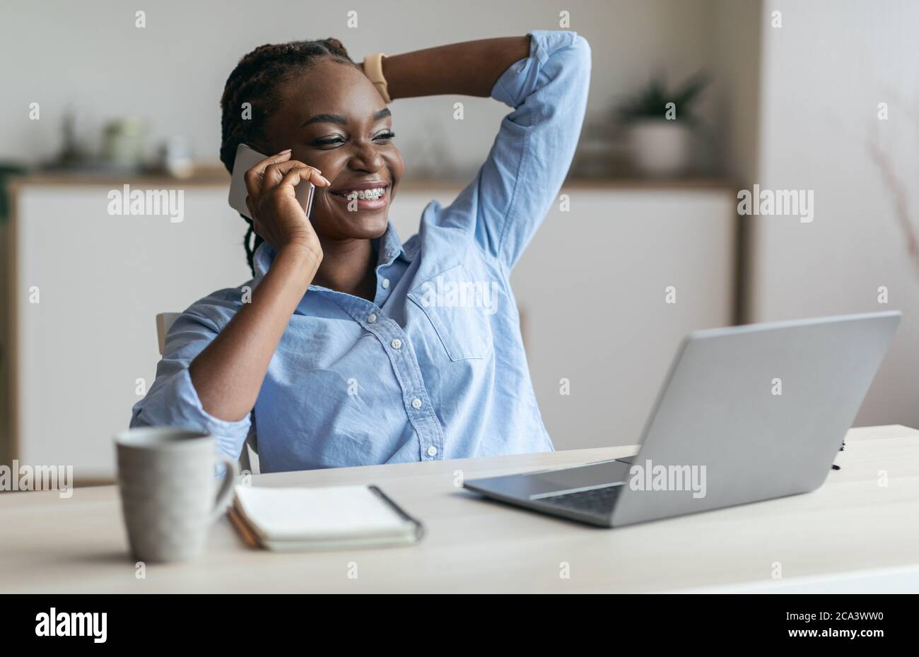 Office sitting talking relax hi-res stock photography and images - Alamy