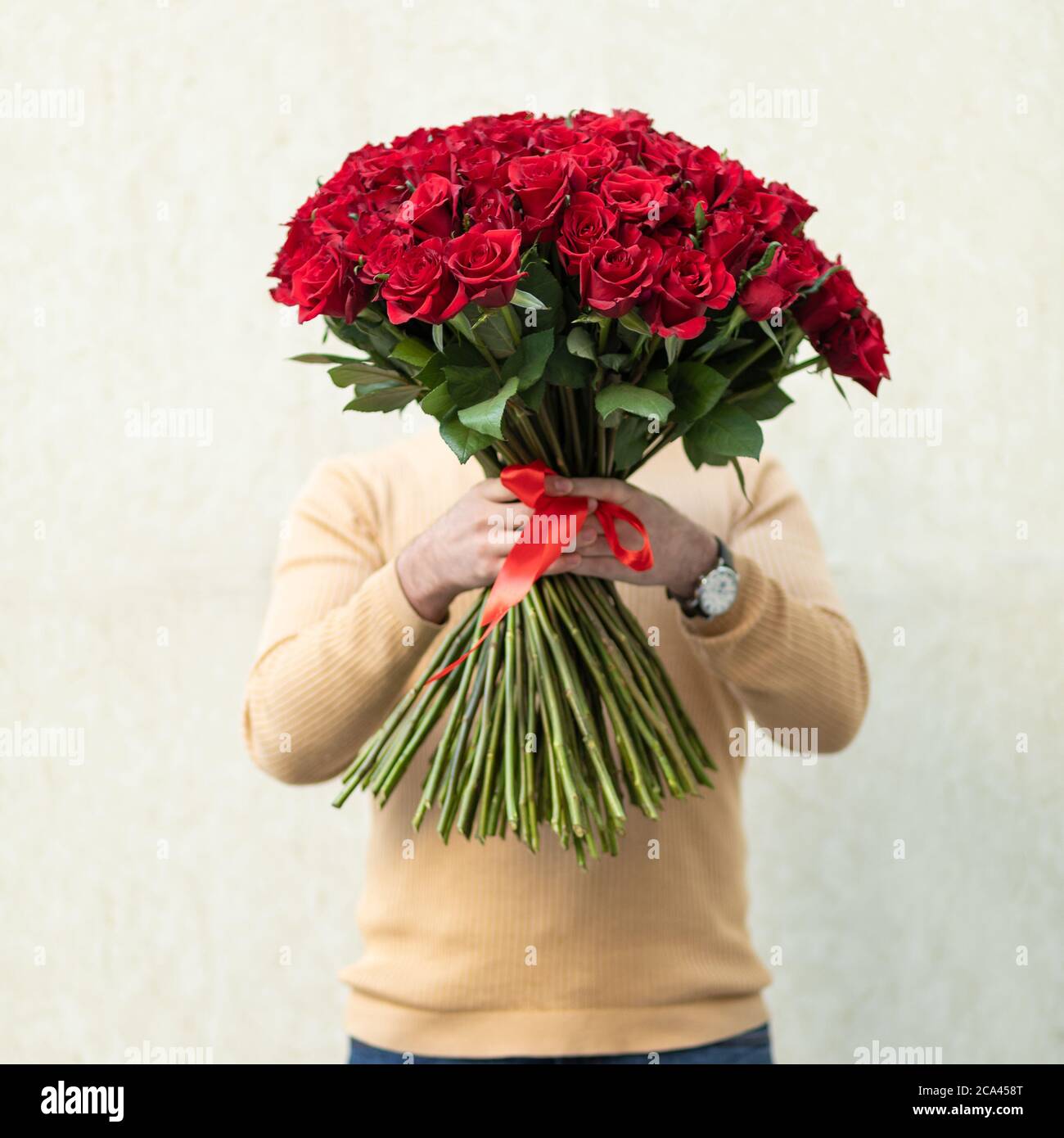 Man holding red rose bouquet Stock Photo - Alamy