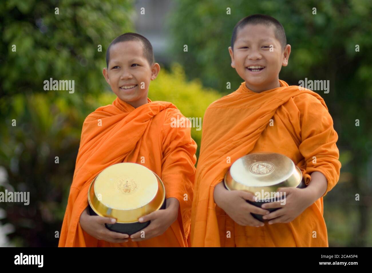 Monks in bangkok temple hi-res stock photography and images - Alamy