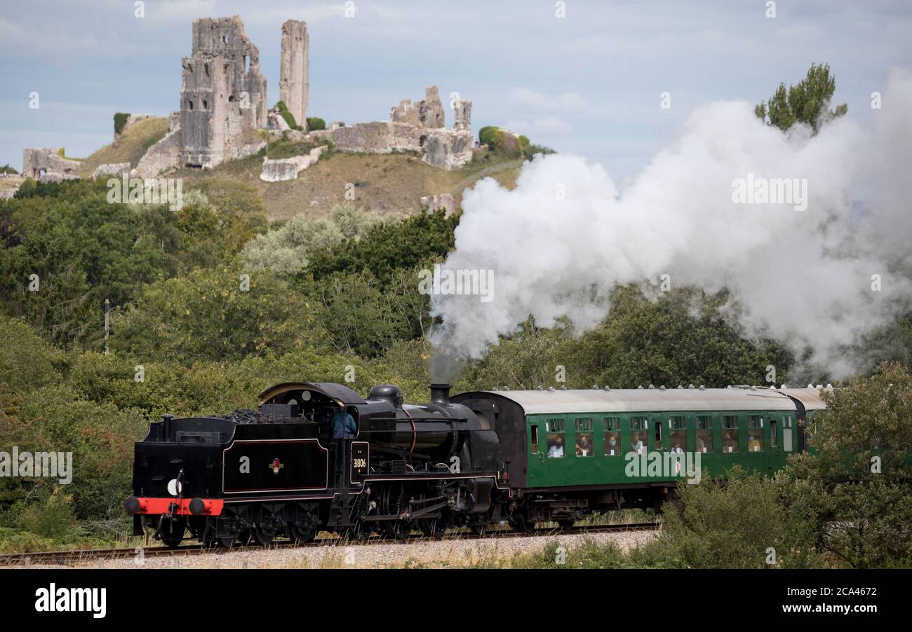 The SR U Class steam locomotive 31806 passes Corfe Castle on the ...