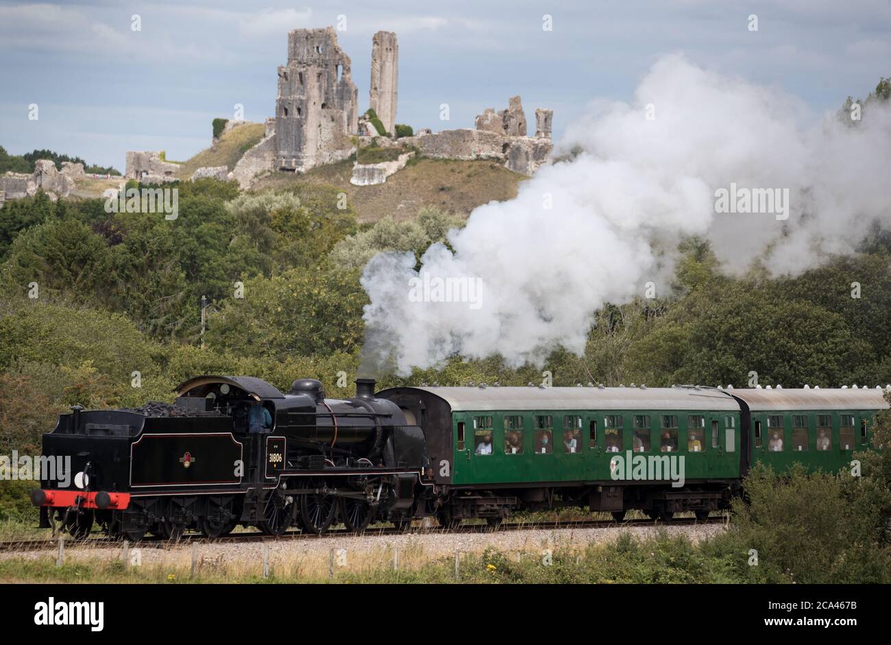 The SR U Class steam locomotive 31806 passes Corfe Castle on the ...