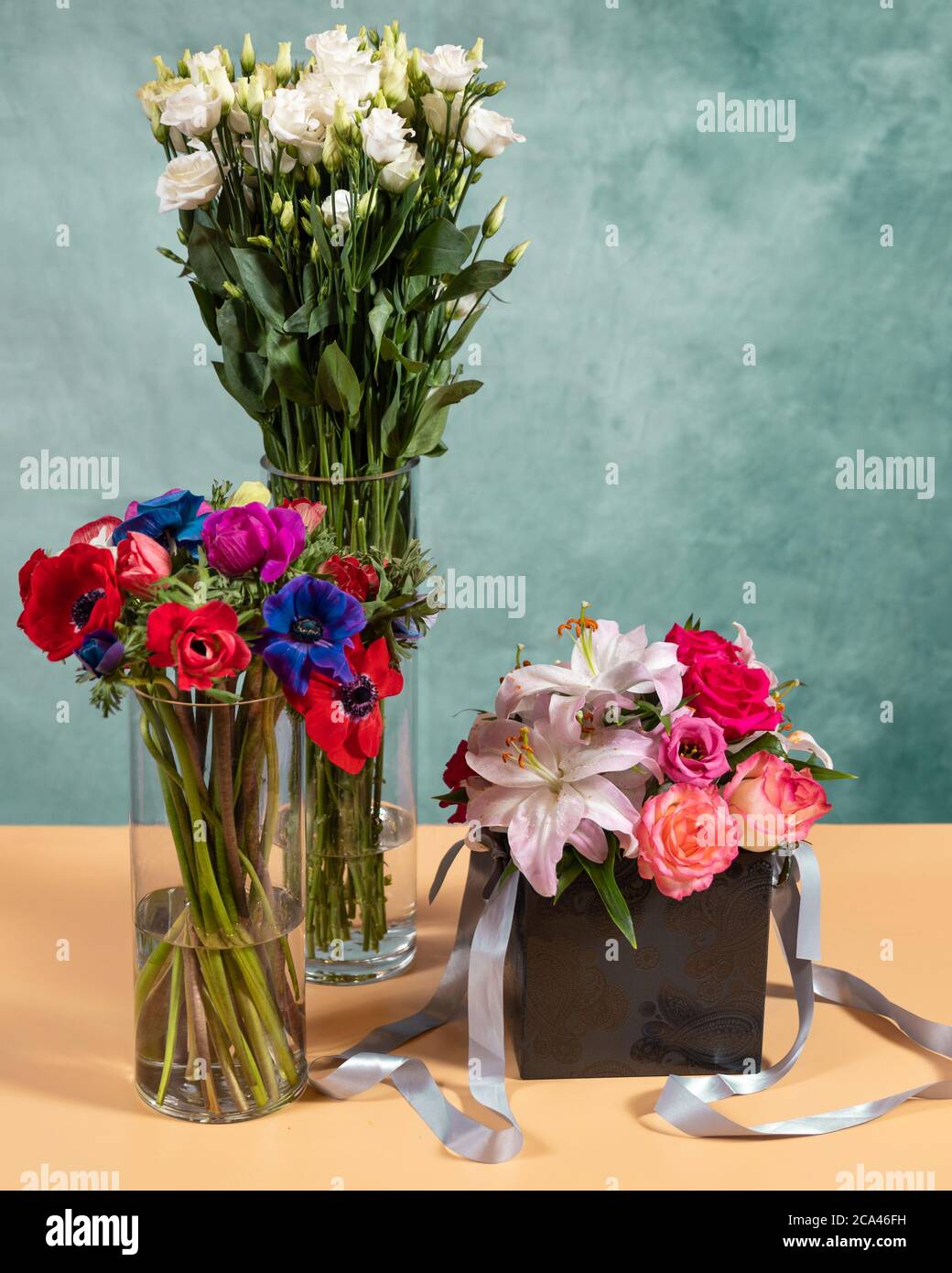 Rosa Violet Carson, Rosa Sun Flare flowers bouquet box, vase Stock ...