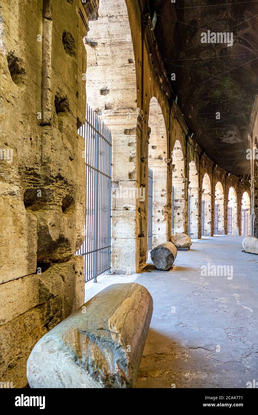 Gladiators fighting colosseum hi-res stock photography and images - Alamy