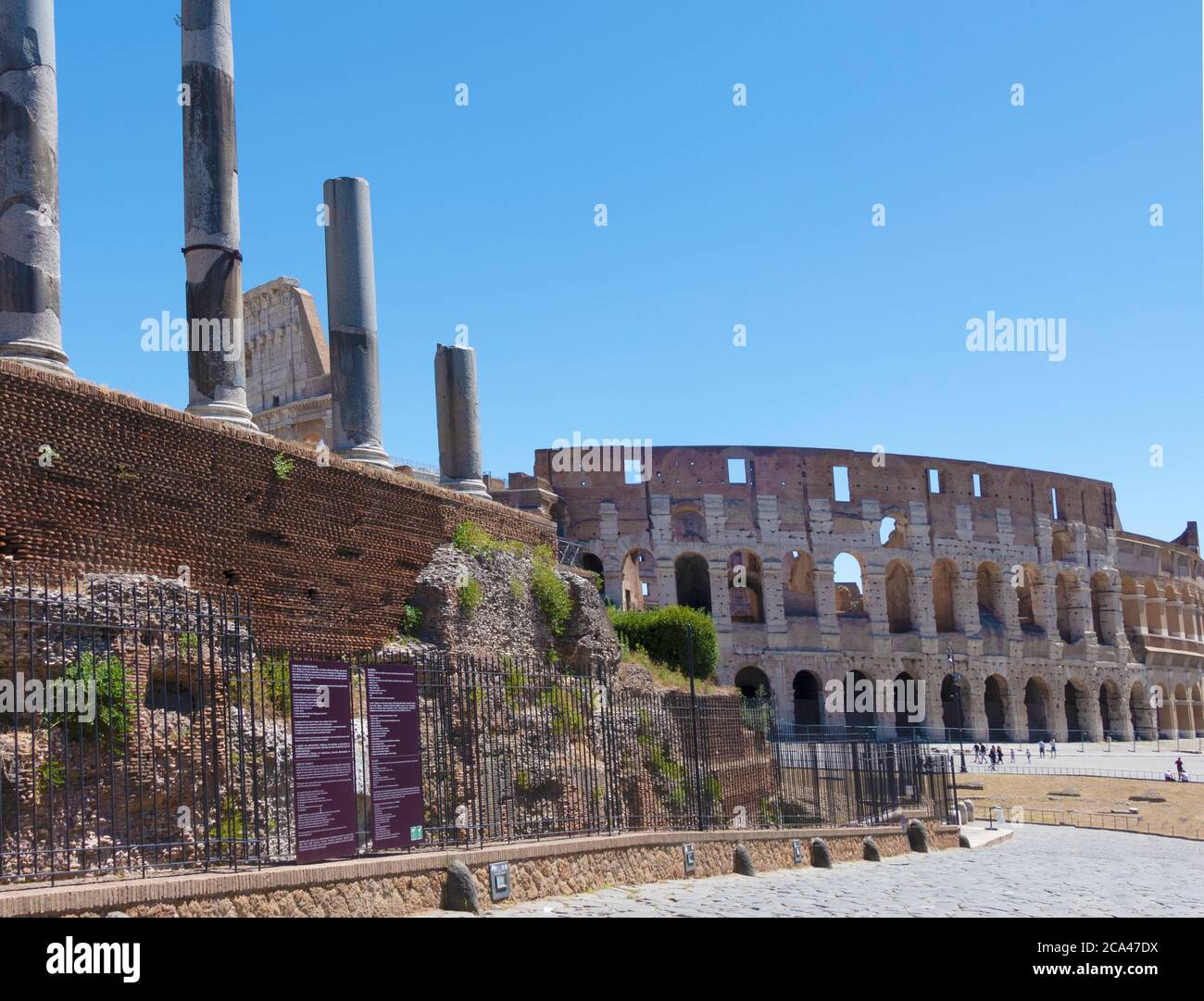 Gladiators fighting colosseum hi-res stock photography and images - Alamy