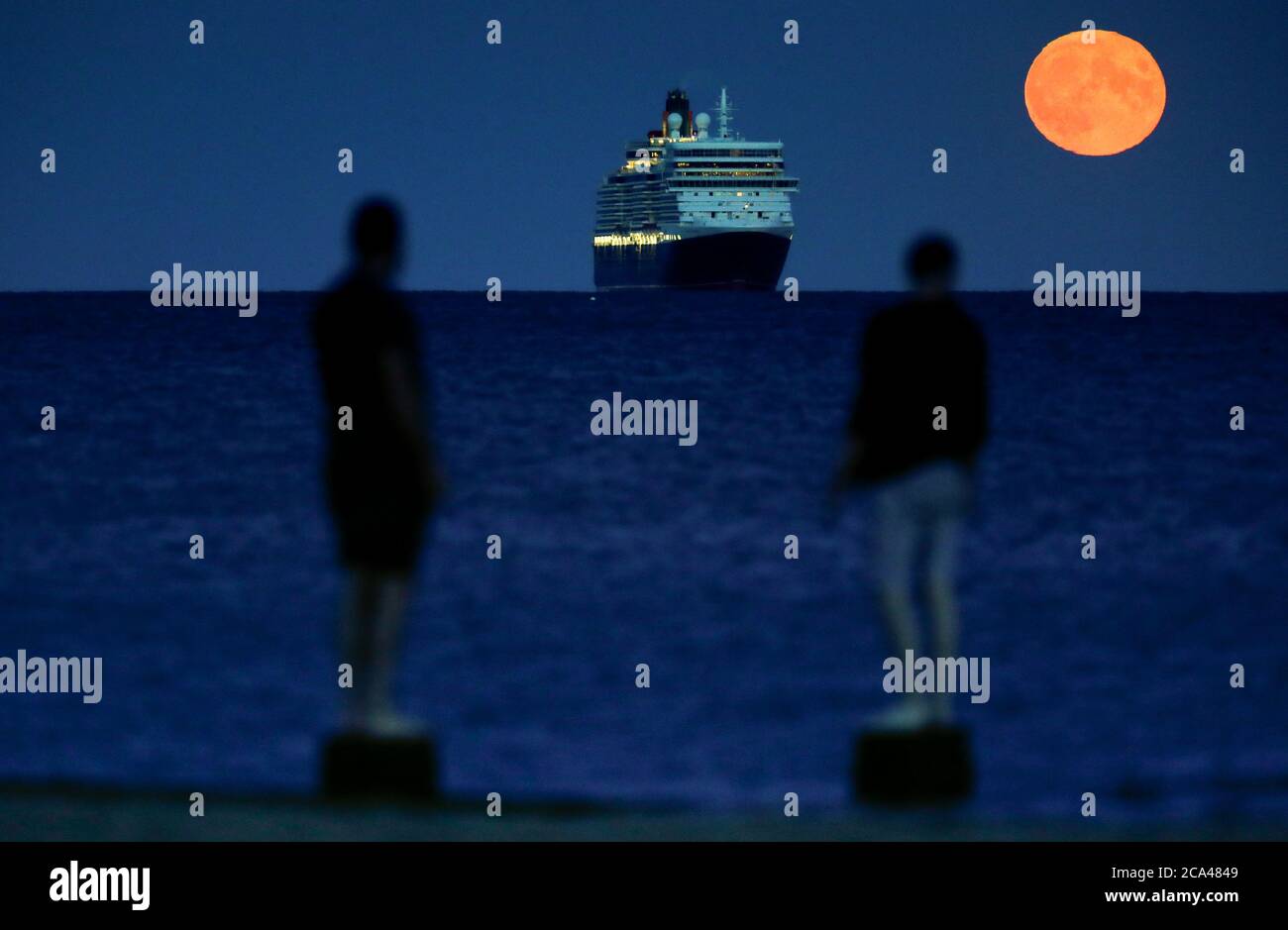 Bournemouth, UK. 3rd August 2020. The full moon of August, sometimes ...