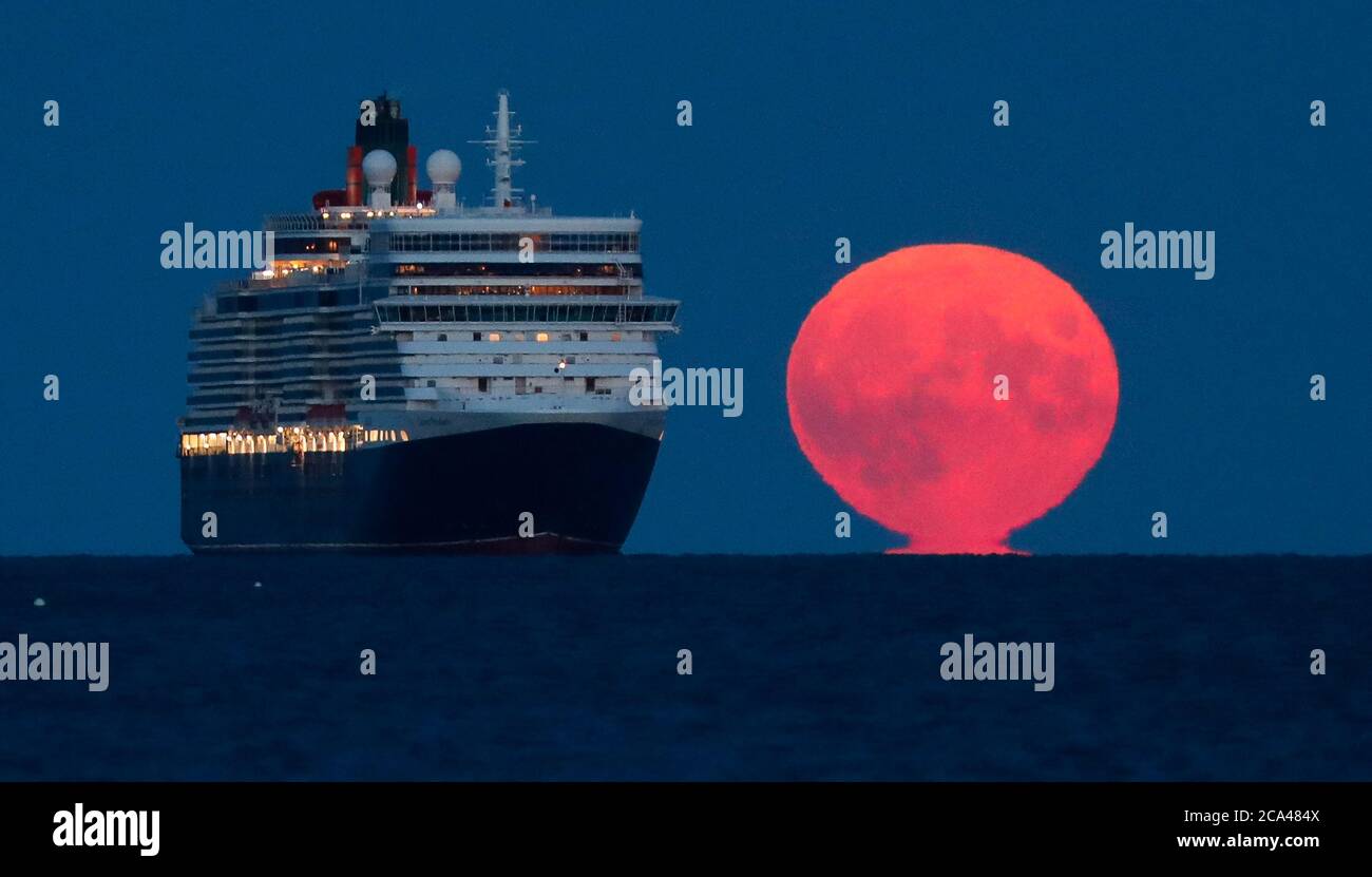 Bournemouth, UK. 3rd August 2020. The full moon of August, sometimes ...