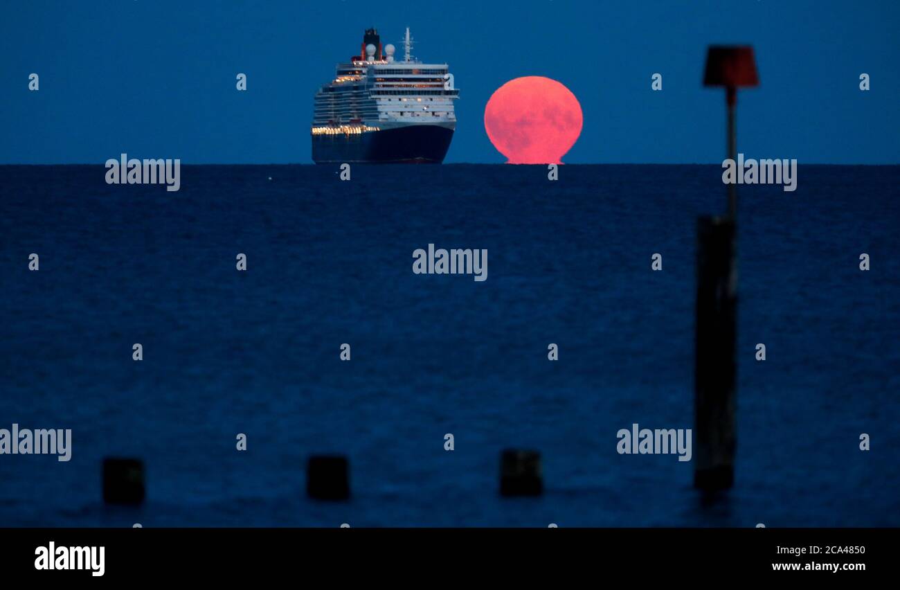 Bournemouth, UK. 3rd August 2020. The full moon of August, sometimes ...