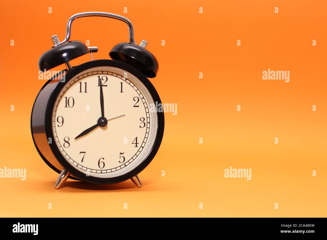 table clock shows 8 o'clock Stock Photo - Alamy