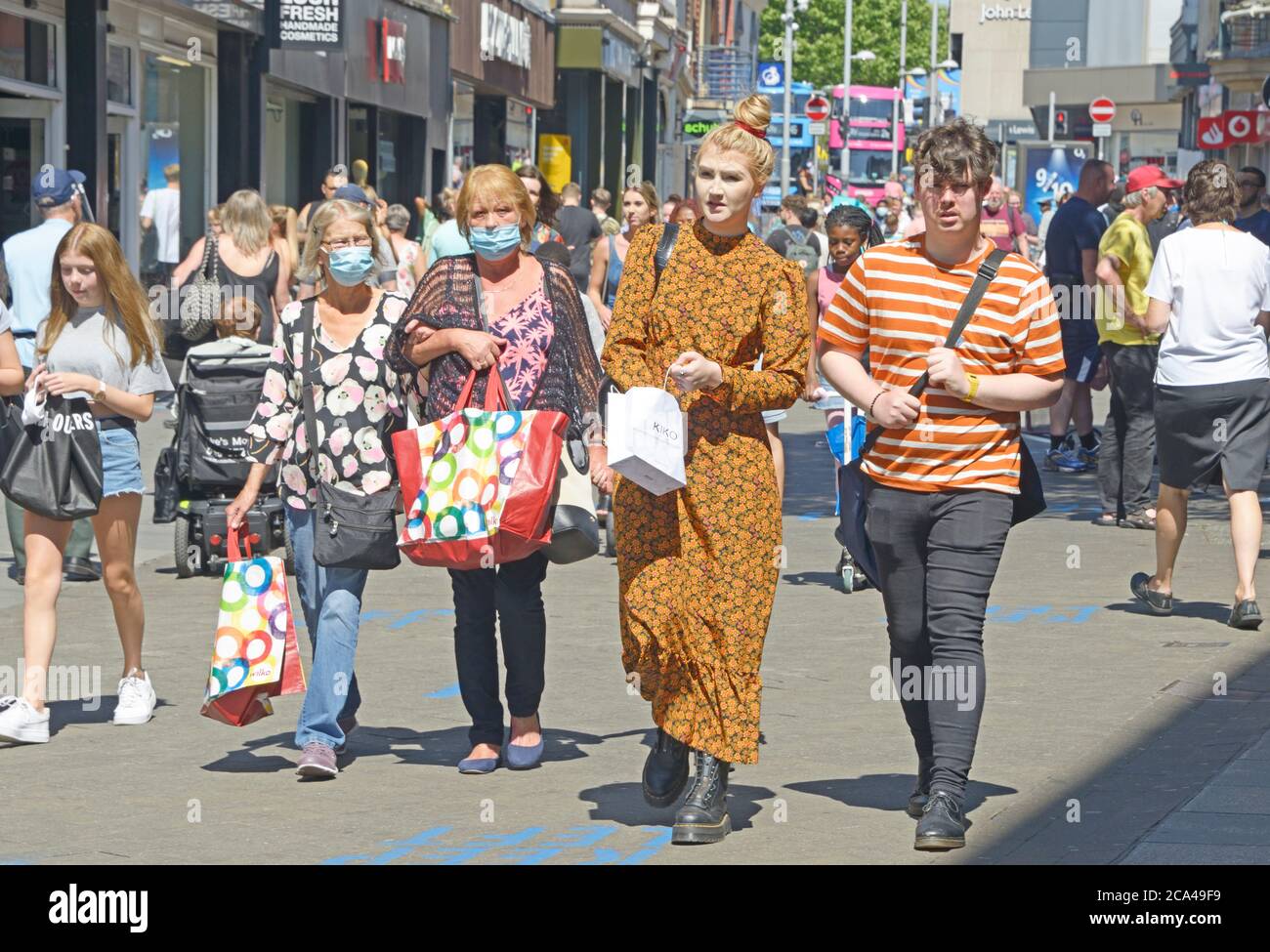 Covid 19 people wearing masks crowd hi-res stock photography and images ...