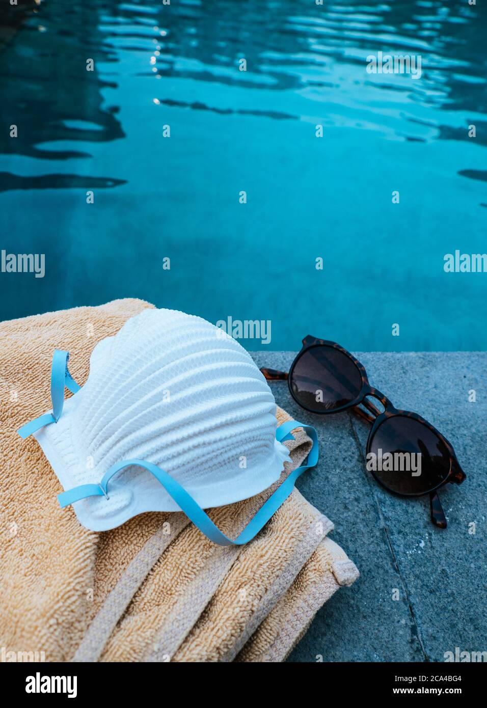 Swim mask edge of swimming pool hi-res stock photography and images - Alamy