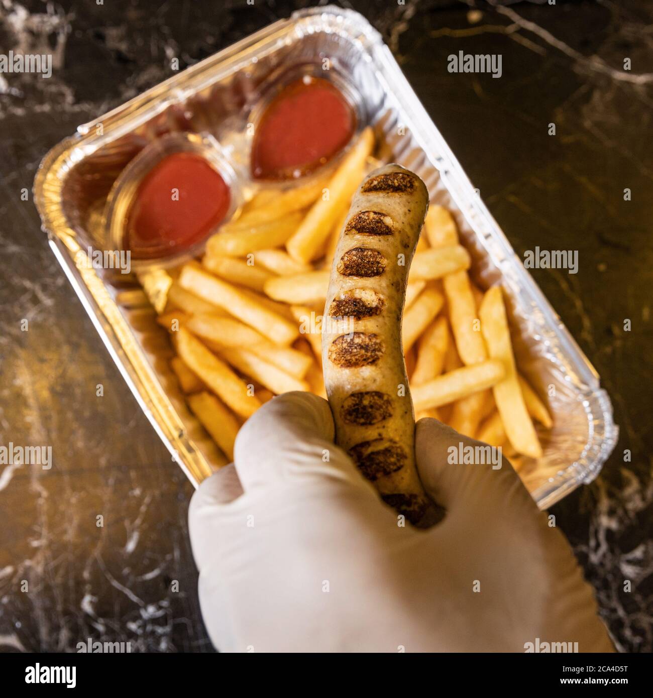 Chef putting french fries to the box Stock Photo - Alamy