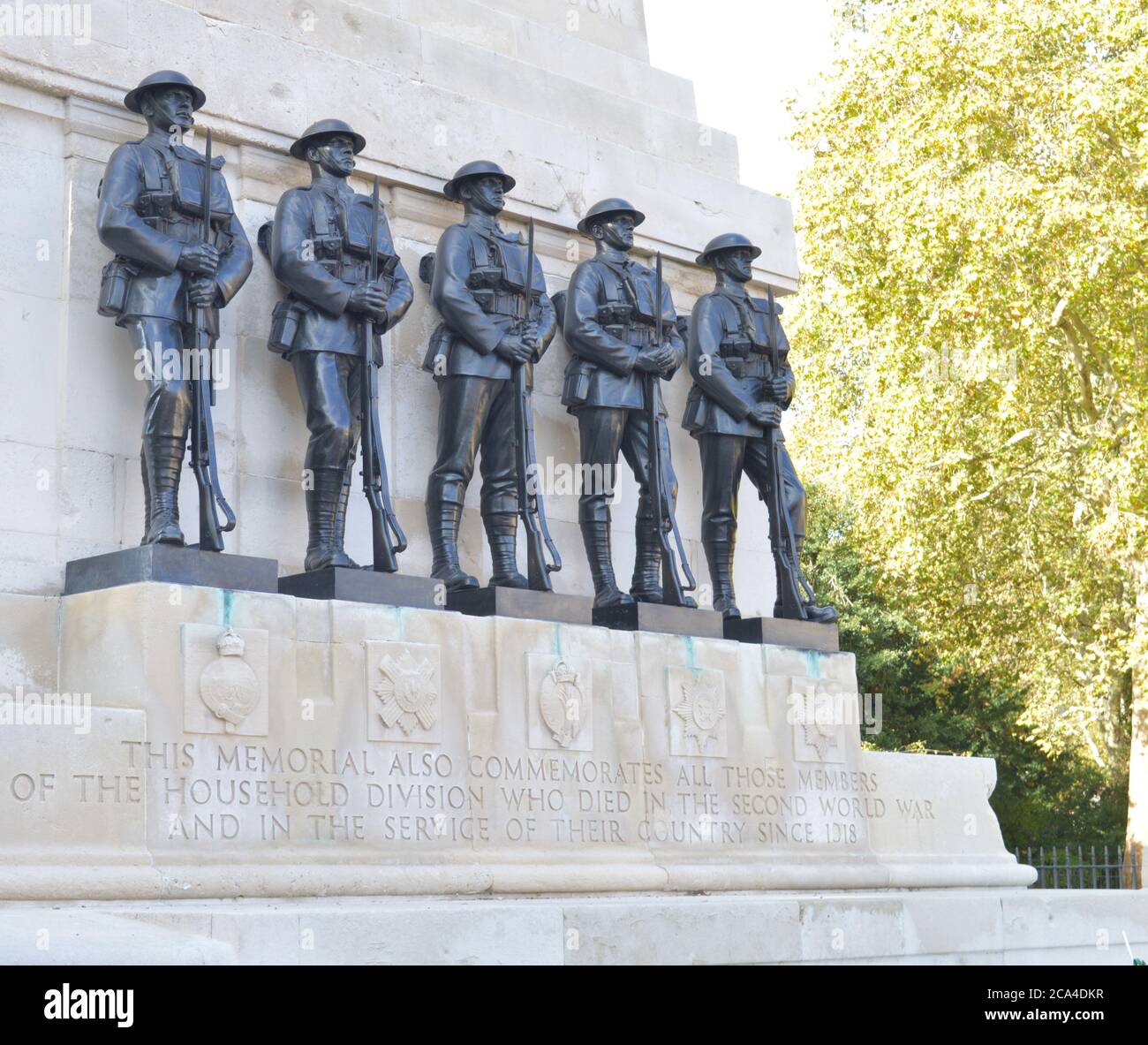 Five figure statue hi-res stock photography and images - Alamy