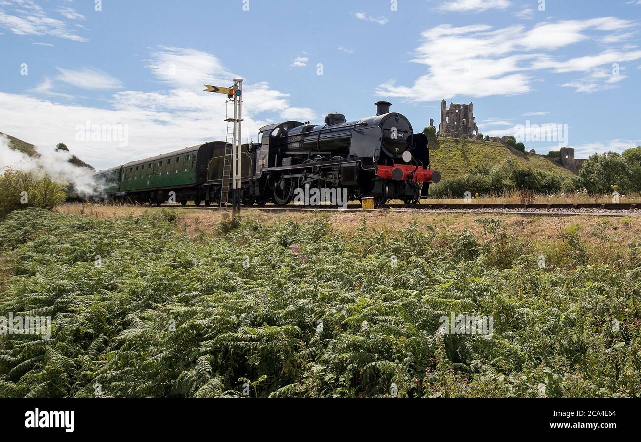 The SR U Class steam locomotive 31806 passes Corfe Castle on the ...
