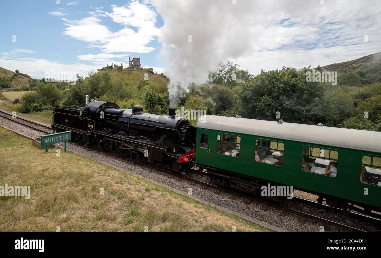 The SR U Class steam locomotive 31806 passes Corfe Castle on the ...