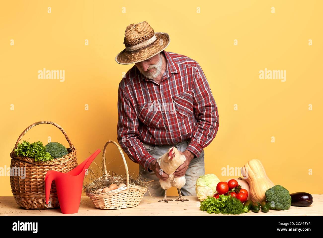 Man packing fruits hi-res stock photography and images - Alamy
