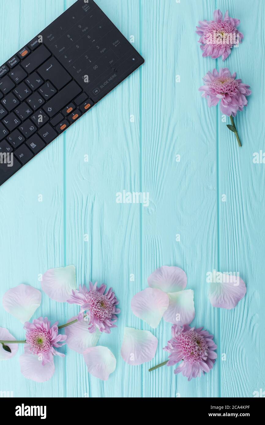 Flat lay keyboard and flowers with copy space Stock Photo - Alamy