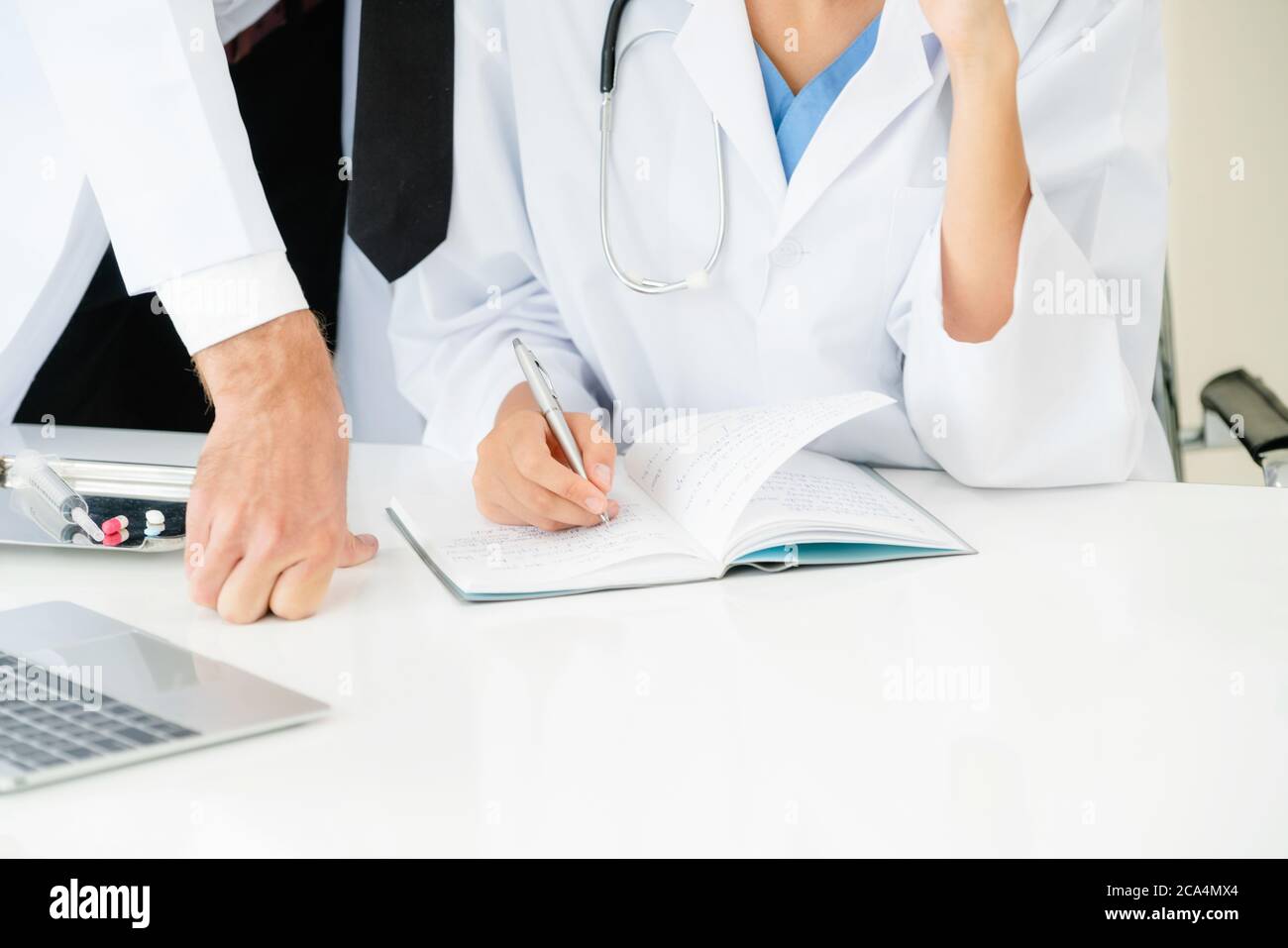 Doctor with report hi-res stock photography and images - Alamy