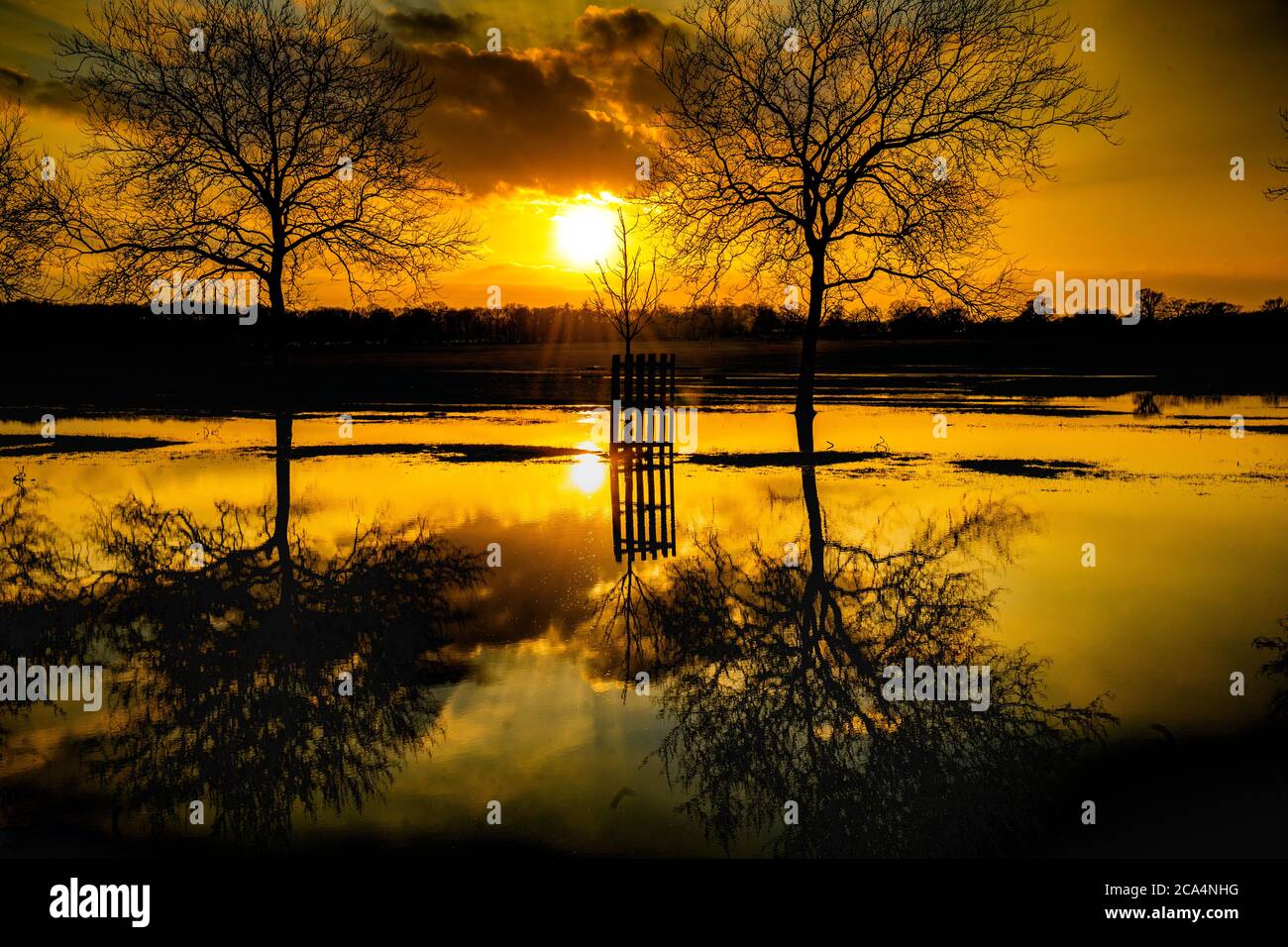 Sunset reflection in water hi-res stock photography and images - Alamy