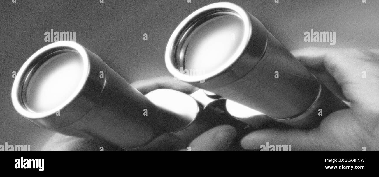 Black and white binoculars hi-res stock photography and images - Alamy