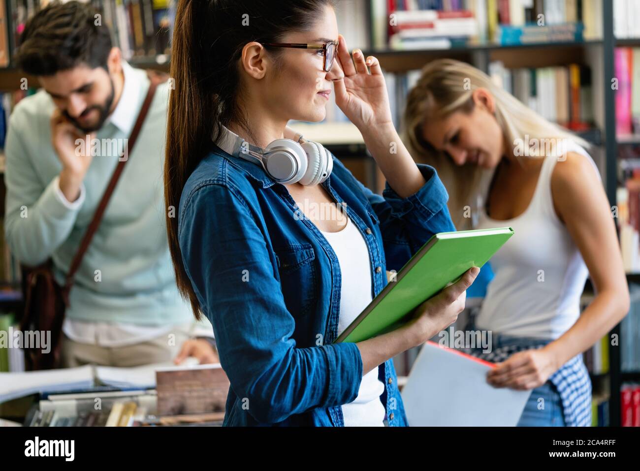 College campus library hi-res stock photography and images - Alamy
